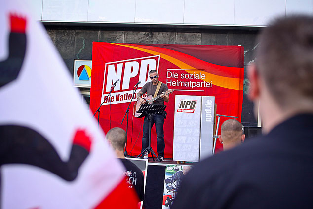 Abschlussjahrgang singt Lied einer Neonazi-Band